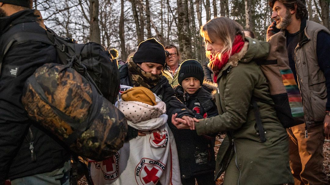 Hundreds of migrants fight for survival on the Polish-Belarusian border ...