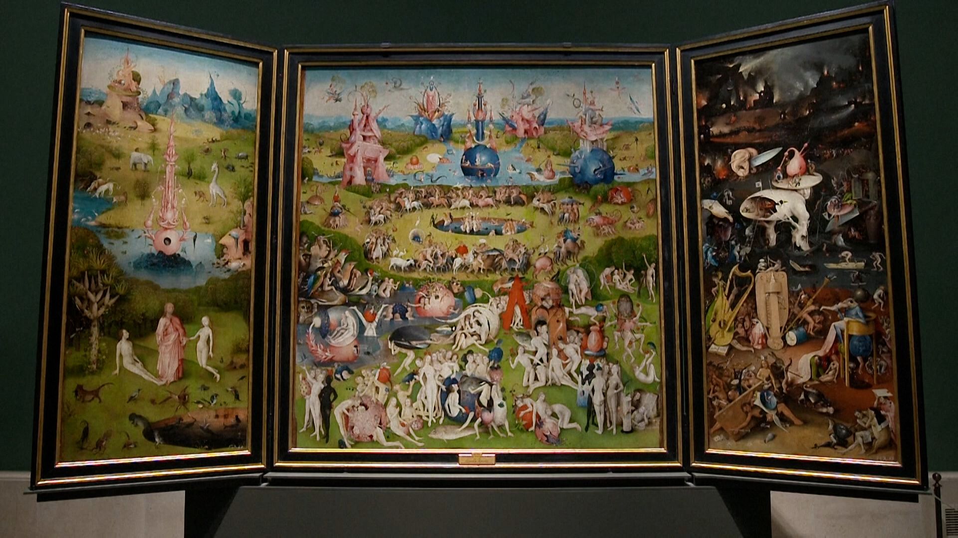 Look look looking at hell's door! Study shows that people gaze longer ...