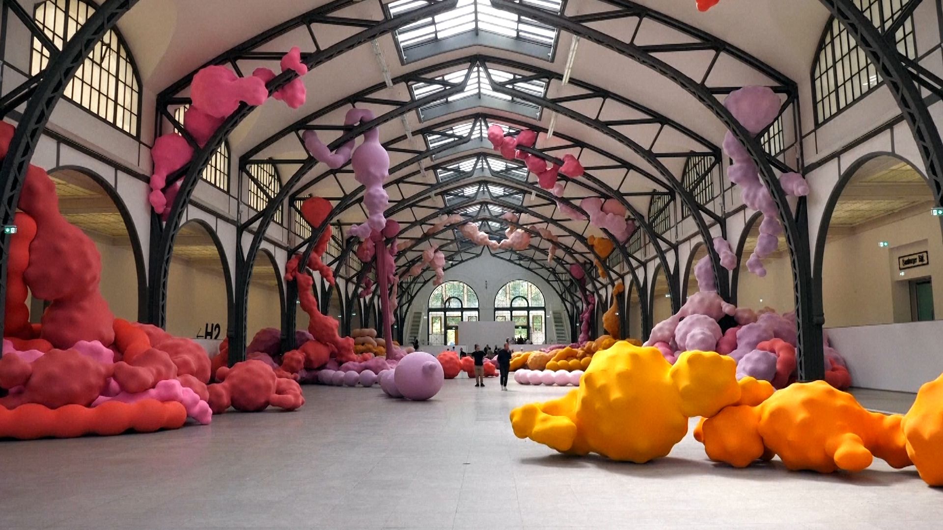 'Living and breathing' giant sculptures takeover Berlin's Hamburger ...