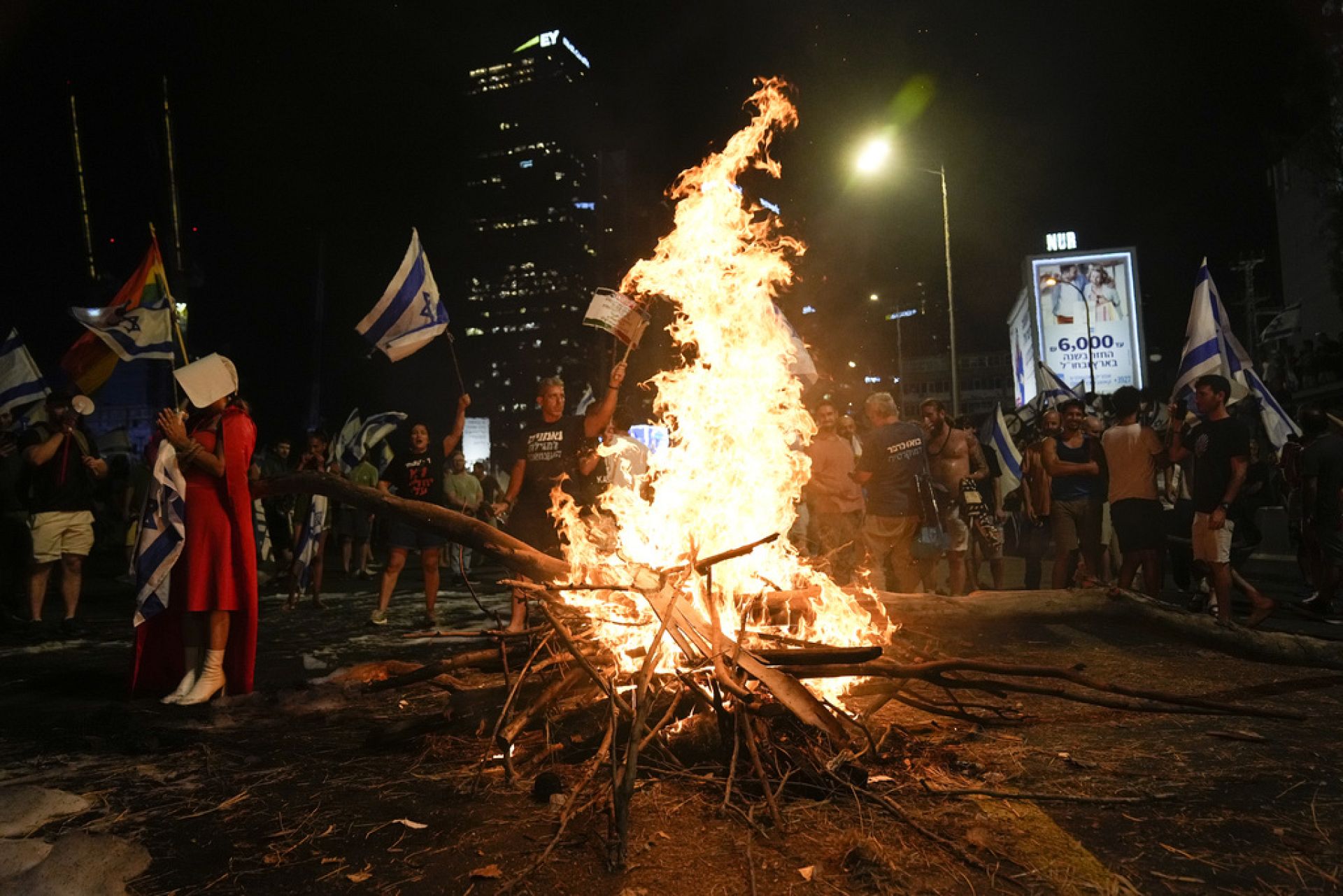 Rabbia per le dimissioni del capo della polizia: manifestanti bloccano ...