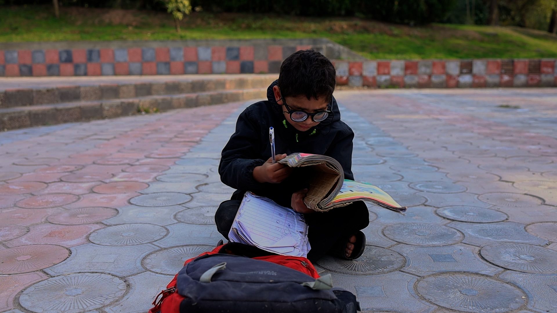 Meet the Pakistani headmaster whose classroom is a park | Euronews