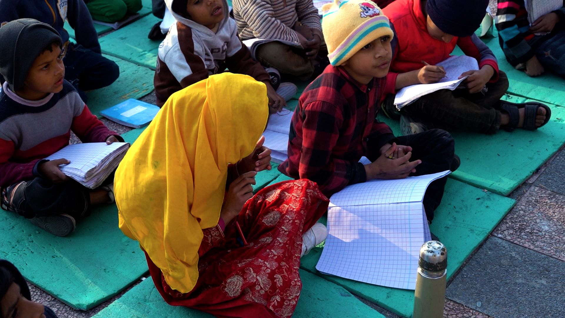 Meet the Pakistani headmaster whose classroom is a park | Euronews