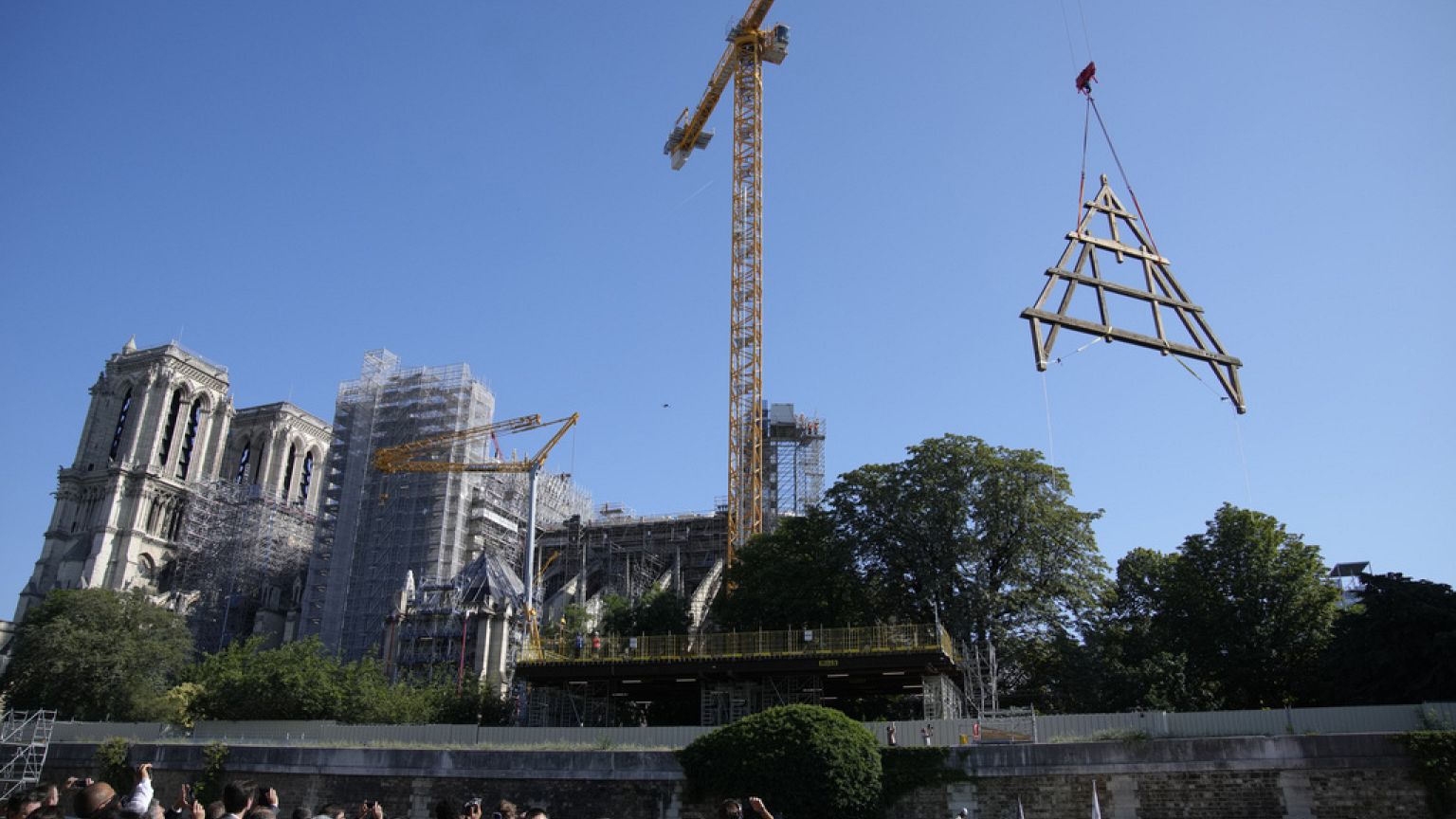 Megtelt a Szajna-part Párizsban, mindenki a Notre-Dame új tetejét tartó ...