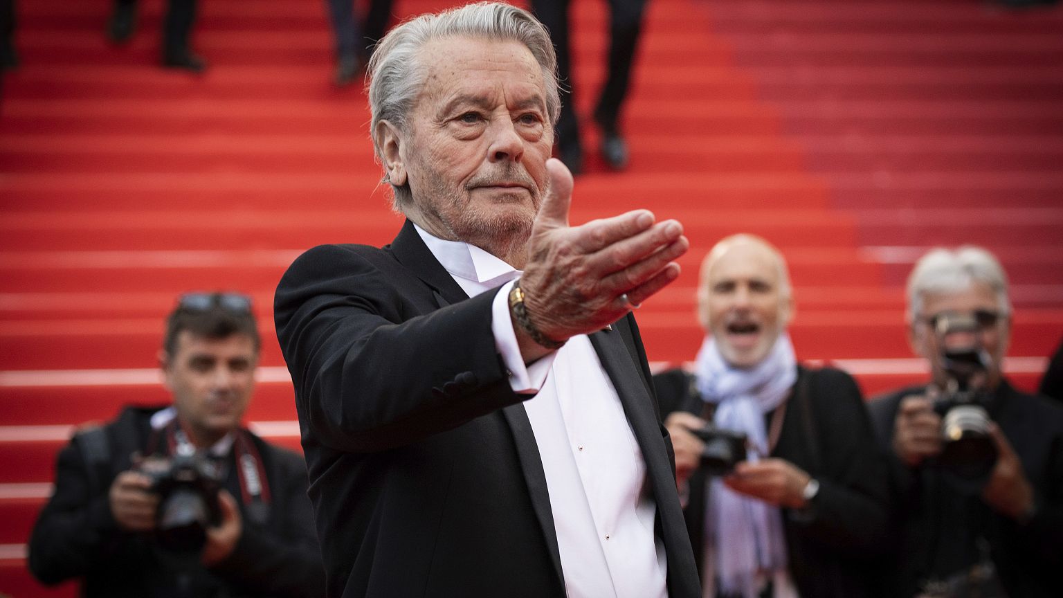 Tovább dagad a Delon-ügy: a kilakoltatott élettárs szerint a színész ...