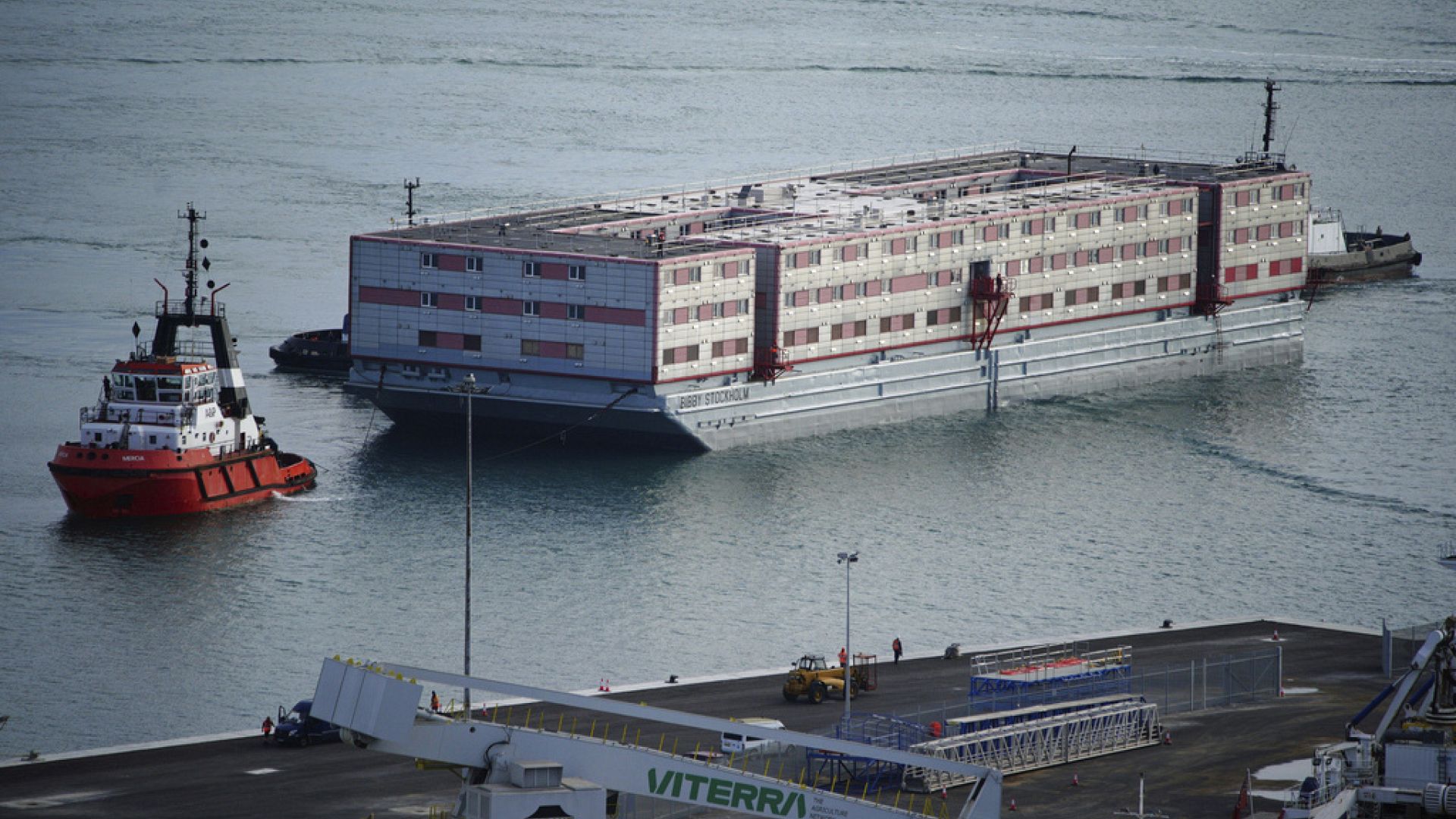 Así es el barco cárcel que ha preparado el Reino Unido para albergar a ...