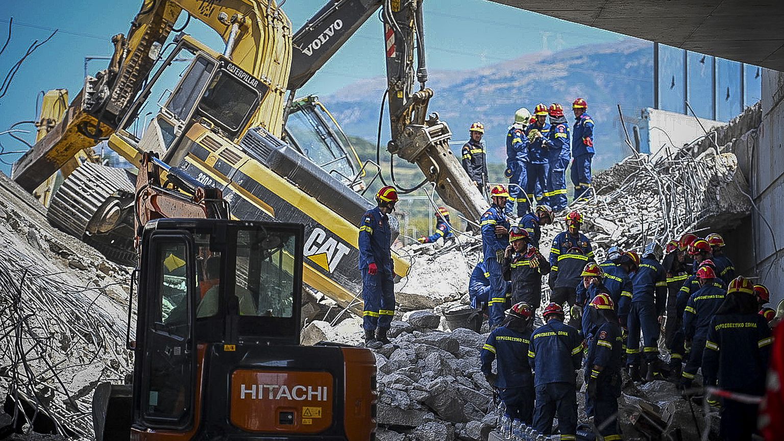 Continúa la búsqueda de víctimas tras el derrumbe de un puente en ...
