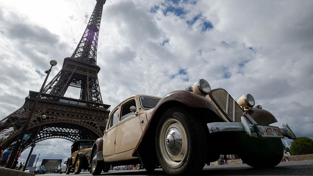 VIDEO : Traversée de Paris: Vintage car lovers unite for a journey ...