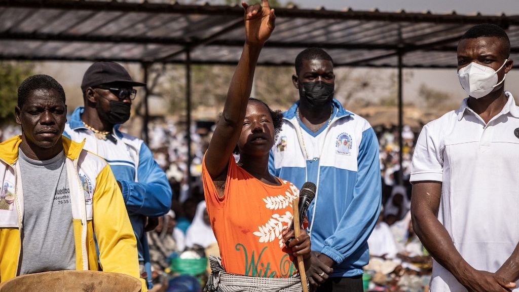 Burkina : colère après "l'évasion" de la guérisseuse Adja par des ...