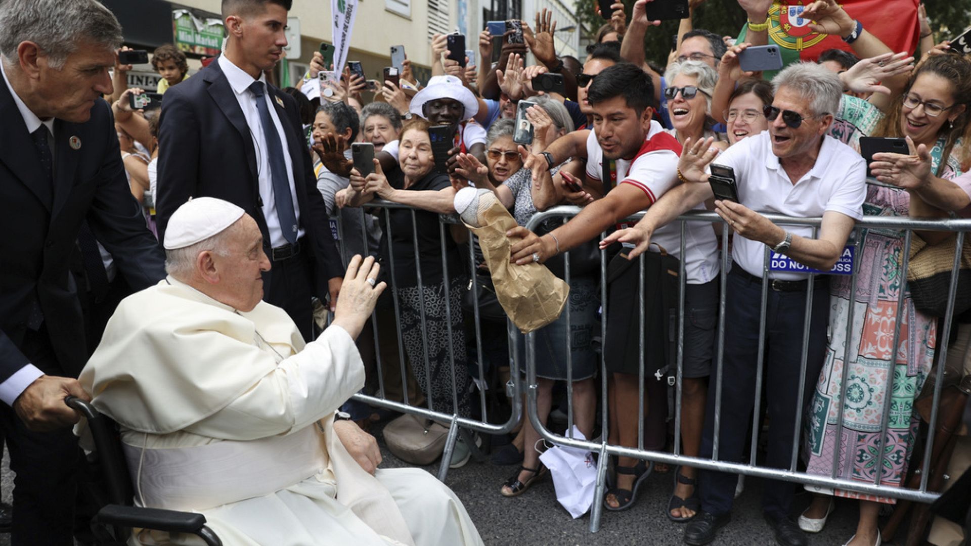 'Lighting lamps of hope': Pope Francis urges Europe to seek peace ...