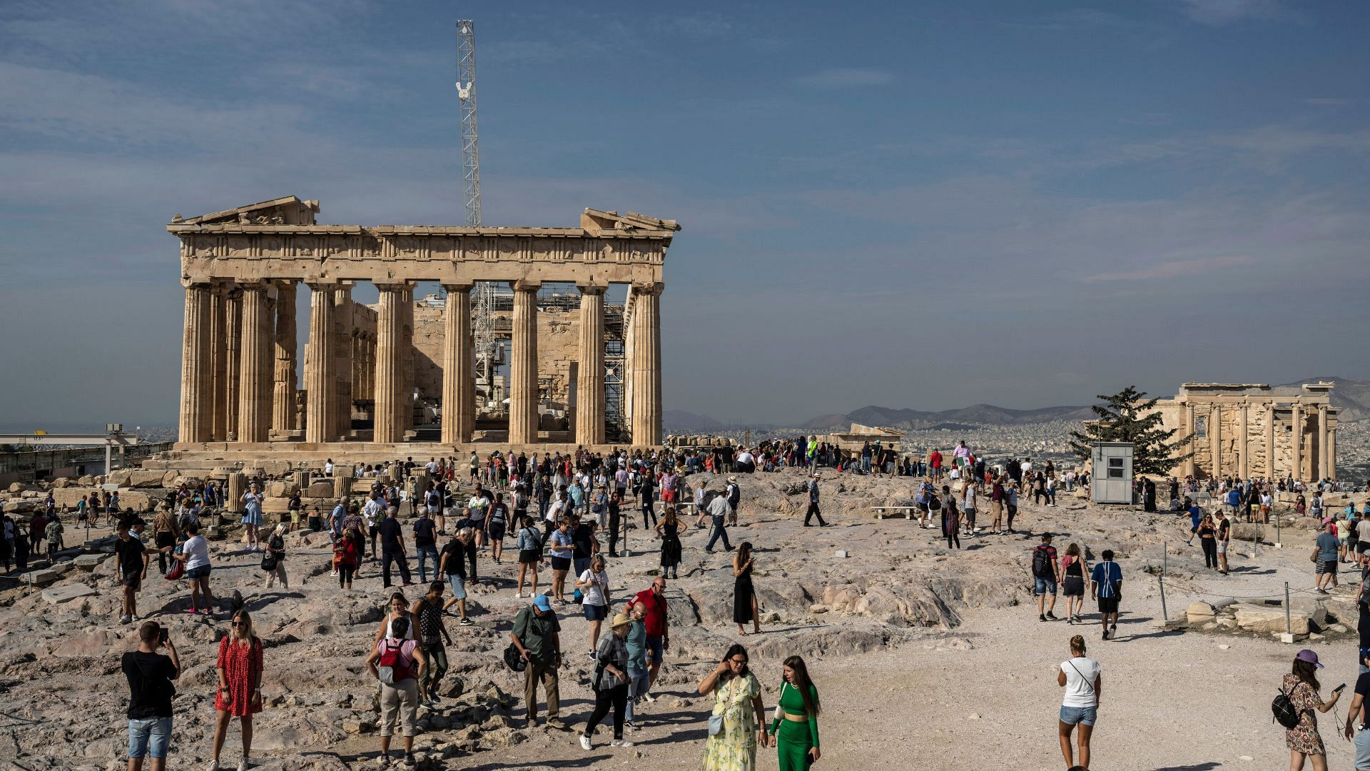 Greece: Acropolis introduces cap on daily visitor numbers and staggered ...