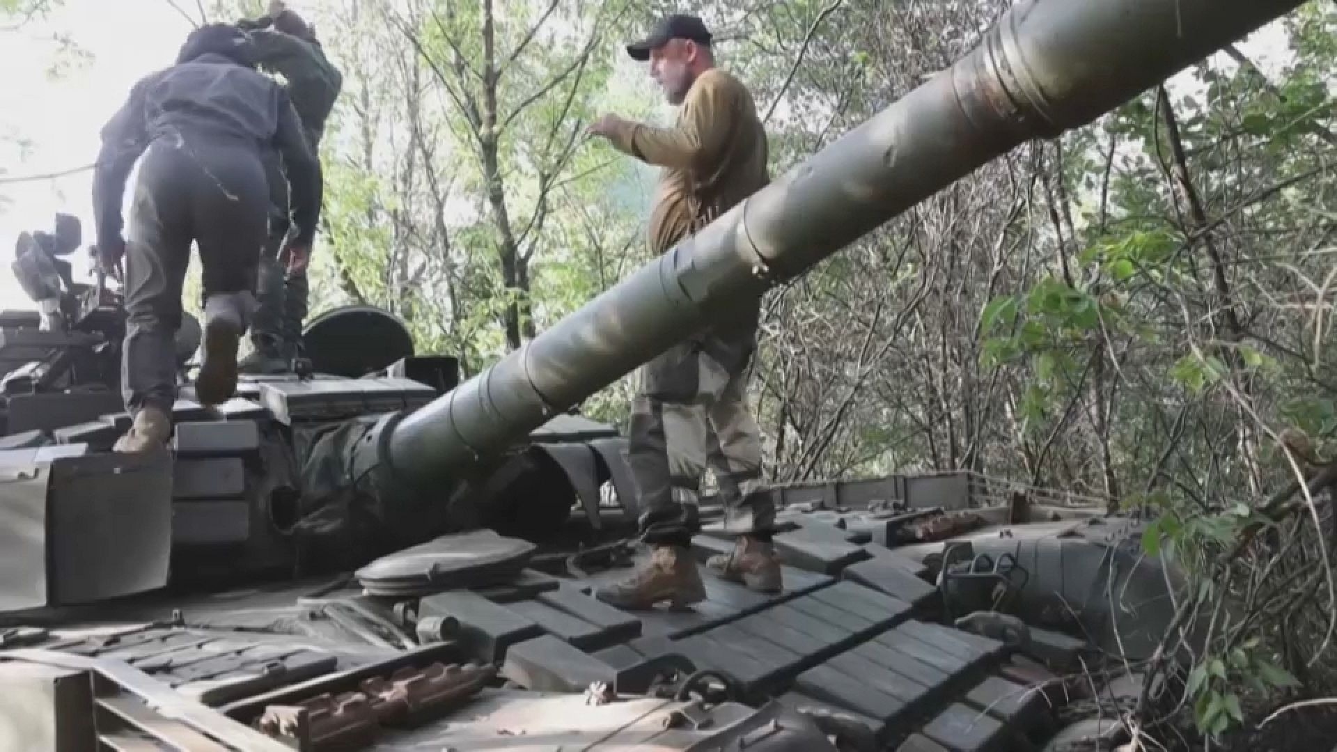 Video. WATCH: Ukrainian mechanics repair tanks | Euronews
