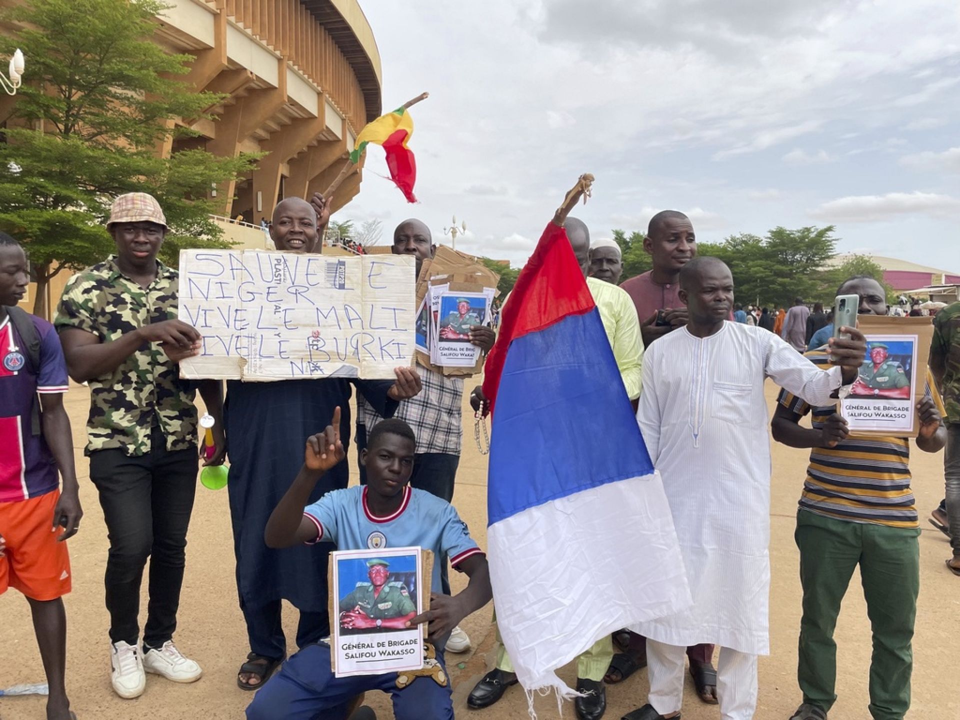 Niger's ousted president is said to be running low on food under house ...
