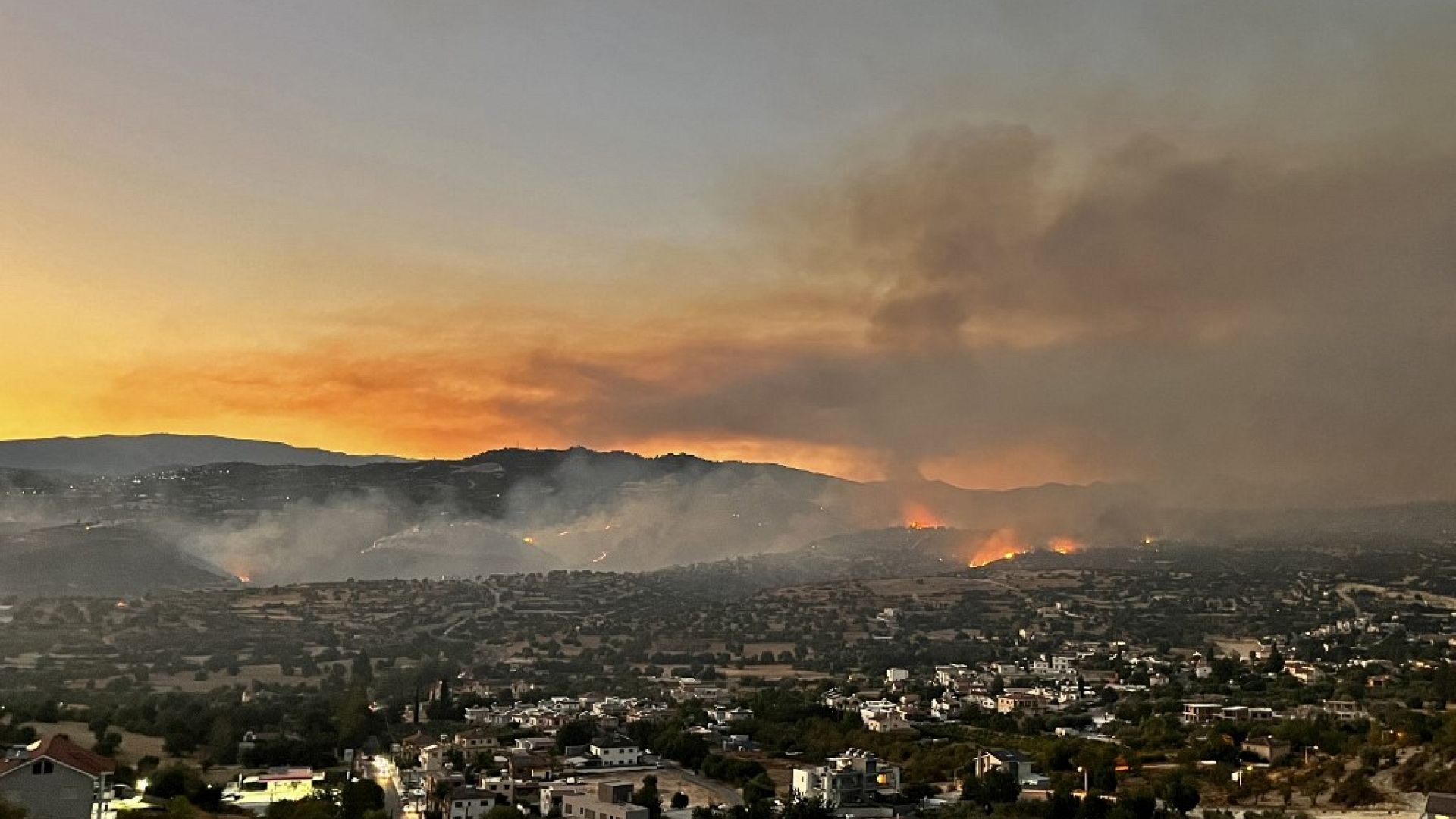Φωτιά στην Κύπρο: Κάηκαν σπίτια - Εκκενώσεις στην επαρχία Λεμεσού και ...
