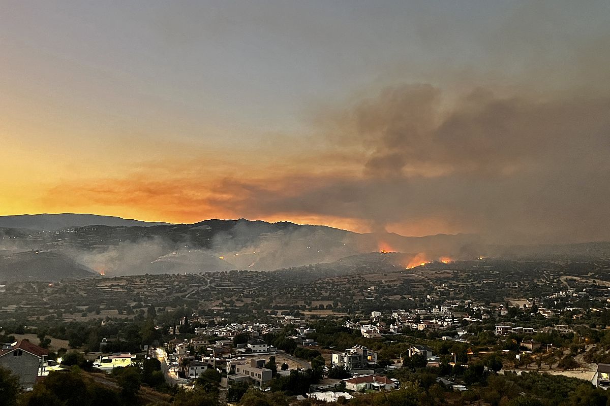 Wildfires: Hundreds evacuated in Italy's Sardinia as fires rage in ...