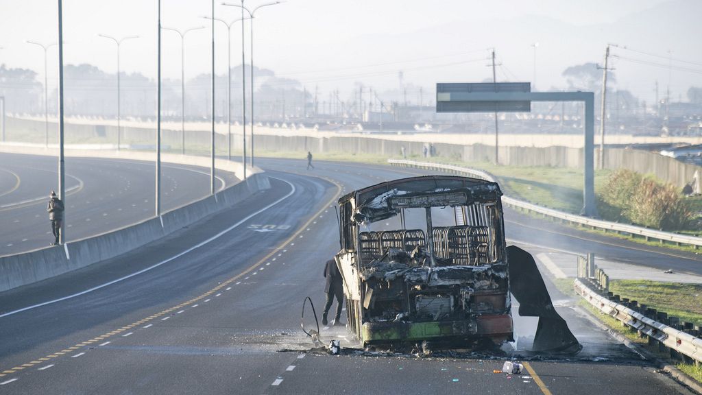 South Africa: transport strike paralyses Cape Town, three dead | Africanews