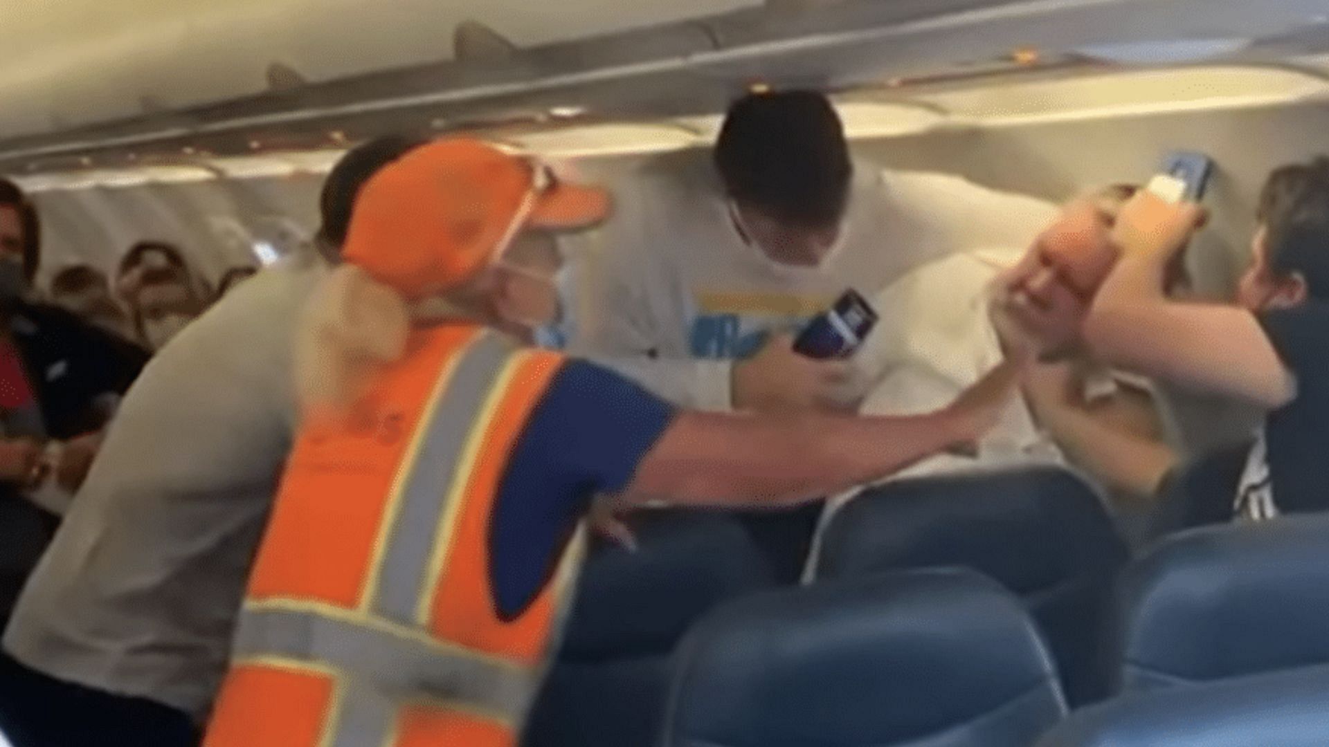 Agresszíven szedik ráncba a rendbontókat az amerikai repülőjáratokon ...