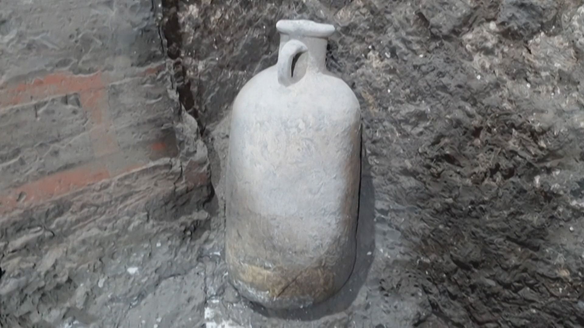 Archaeologists unearth slave bedroom in ancient Roman villa near ...