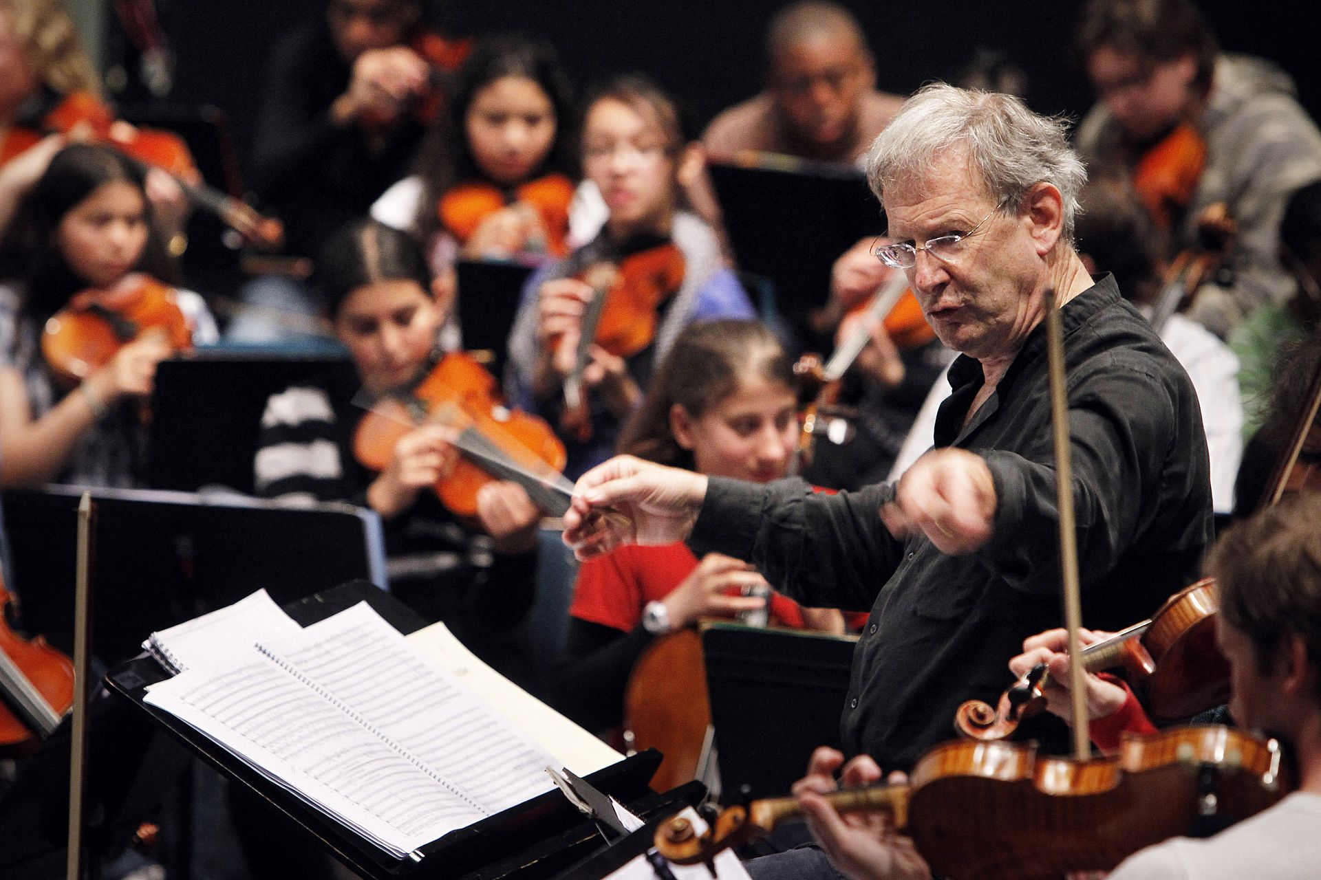 Conductor Sir John Eliot Gardiner allegedly hits singer | Euronews