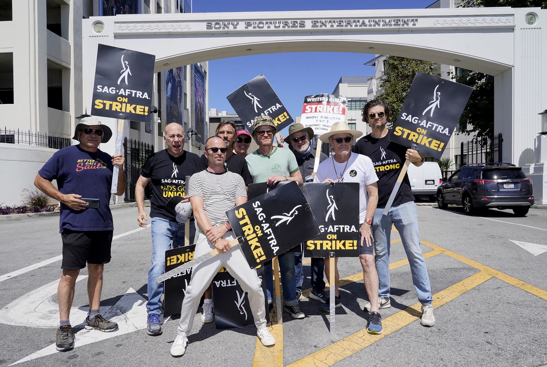 Cast of 'Breaking Bad' reunite on picket line in solidarity with ...
