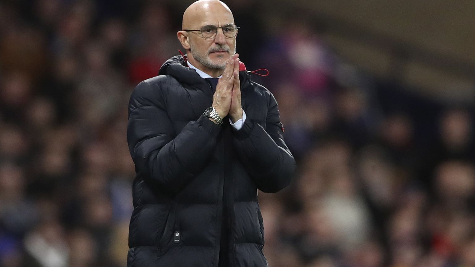 Baiser forcé : le sélectionneur de l'équipe masculine s'excuse d'avoir ...