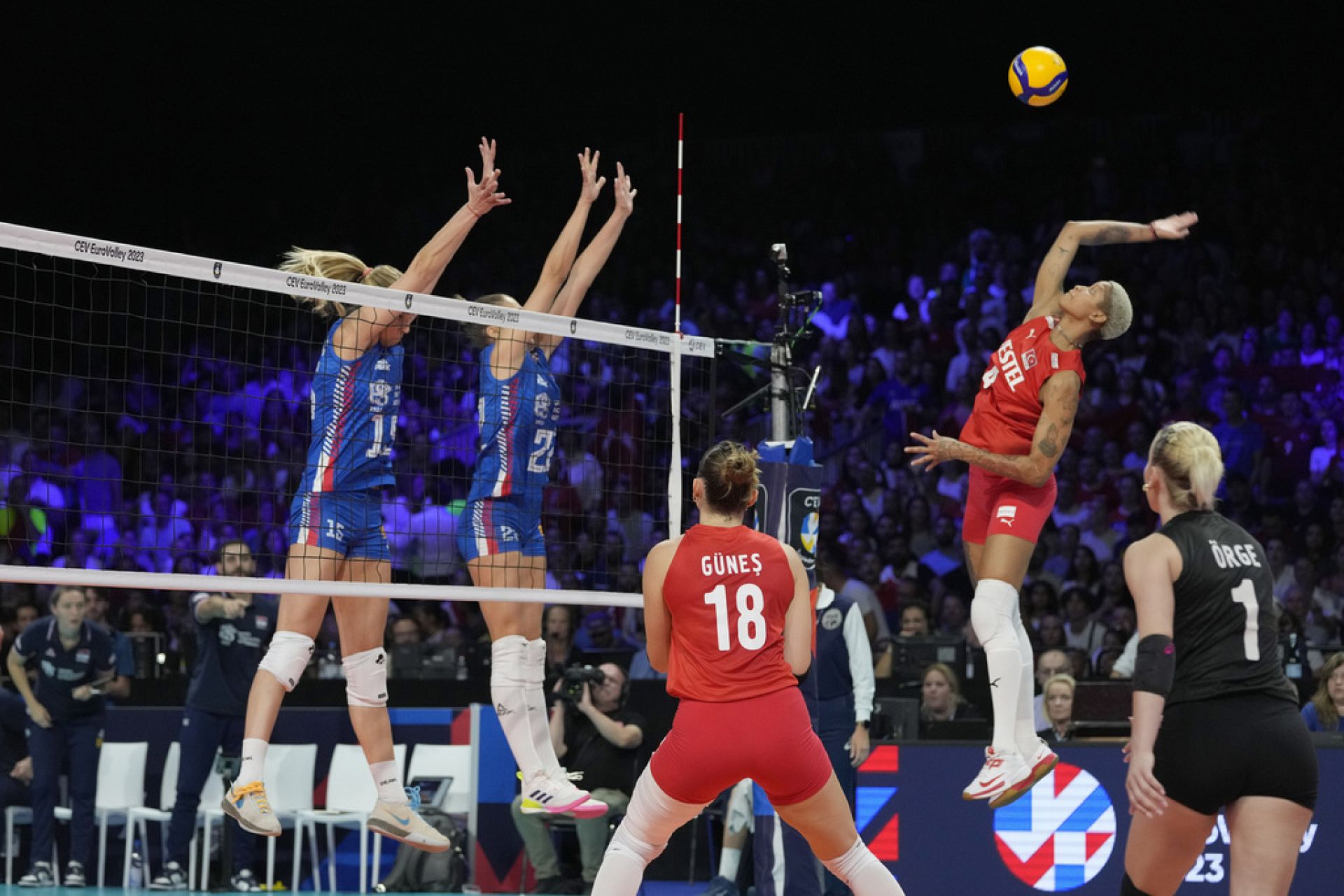 Avrupa Kadınlar Voleybol Şampiyonası: Filenin Sultanları, Sırbistan'ı eleyerek şampiyon oldu ...