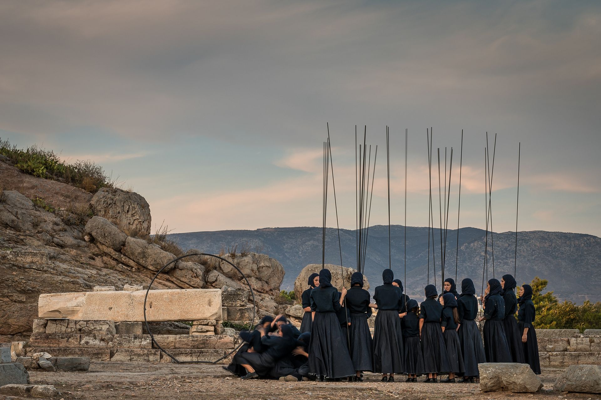 «ΜΑ»: Η καθηλωτική performance του Ρομέο Καστελούτσι στον αρχαιολογικό ...