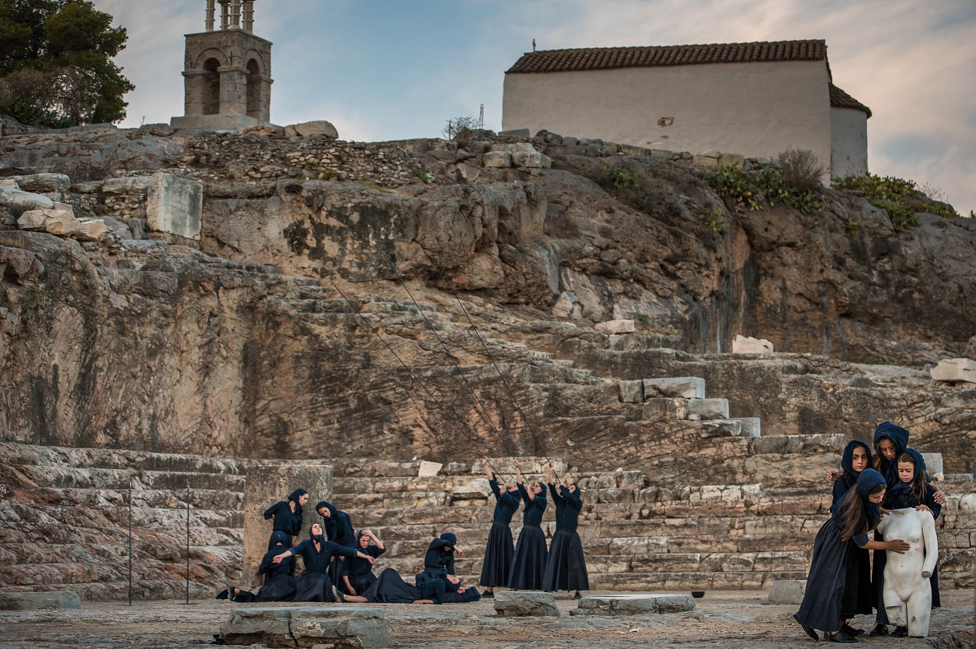 «ΜΑ»: Η καθηλωτική performance του Ρομέο Καστελούτσι στον αρχαιολογικό ...