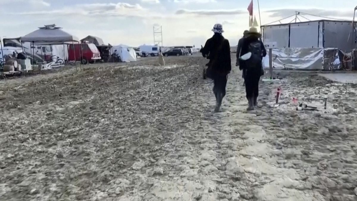 Burning Man revellers begin exodus after flooding left tens of ...