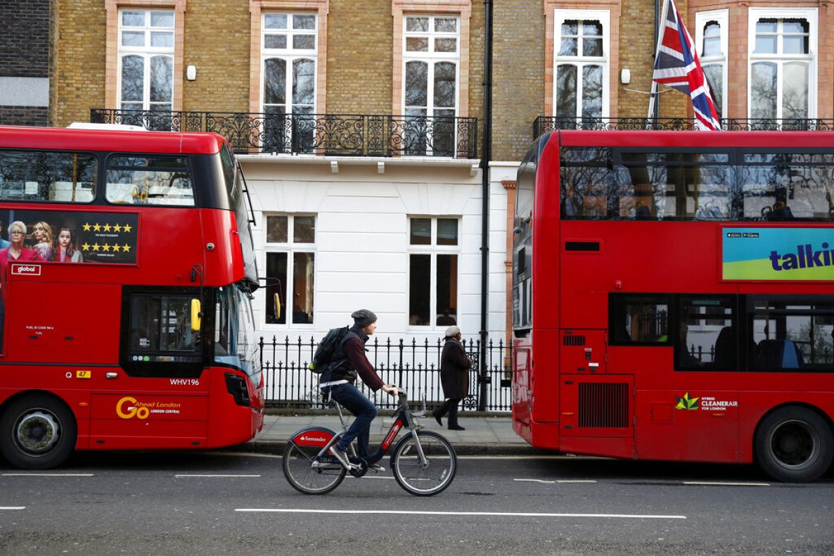 Tale of two cities: Paris and London adopt different approach to future ...