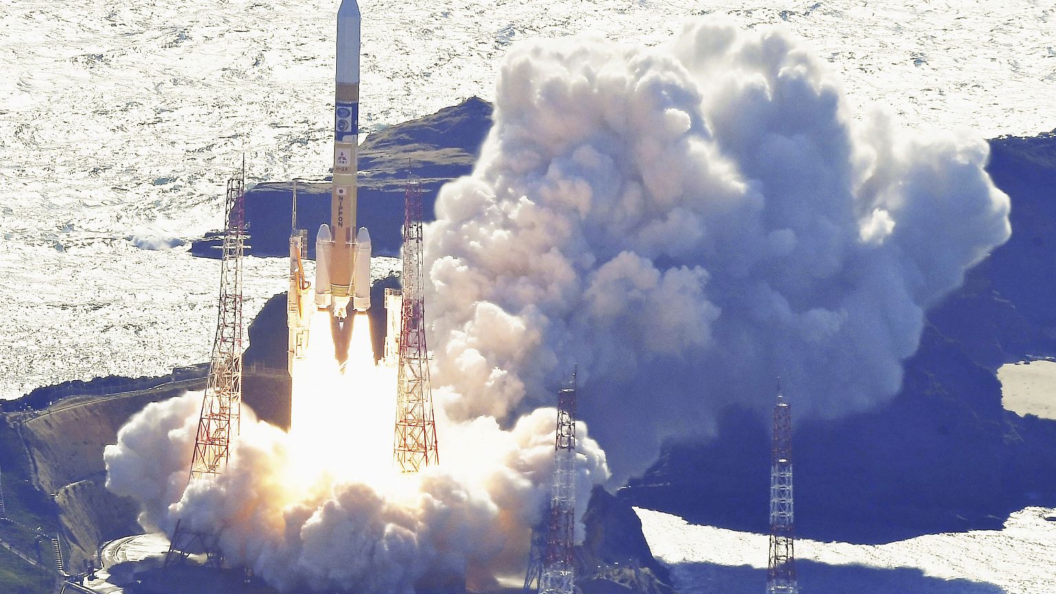 Japón lanza con éxito un cohete con un satélite de investigación y un ...