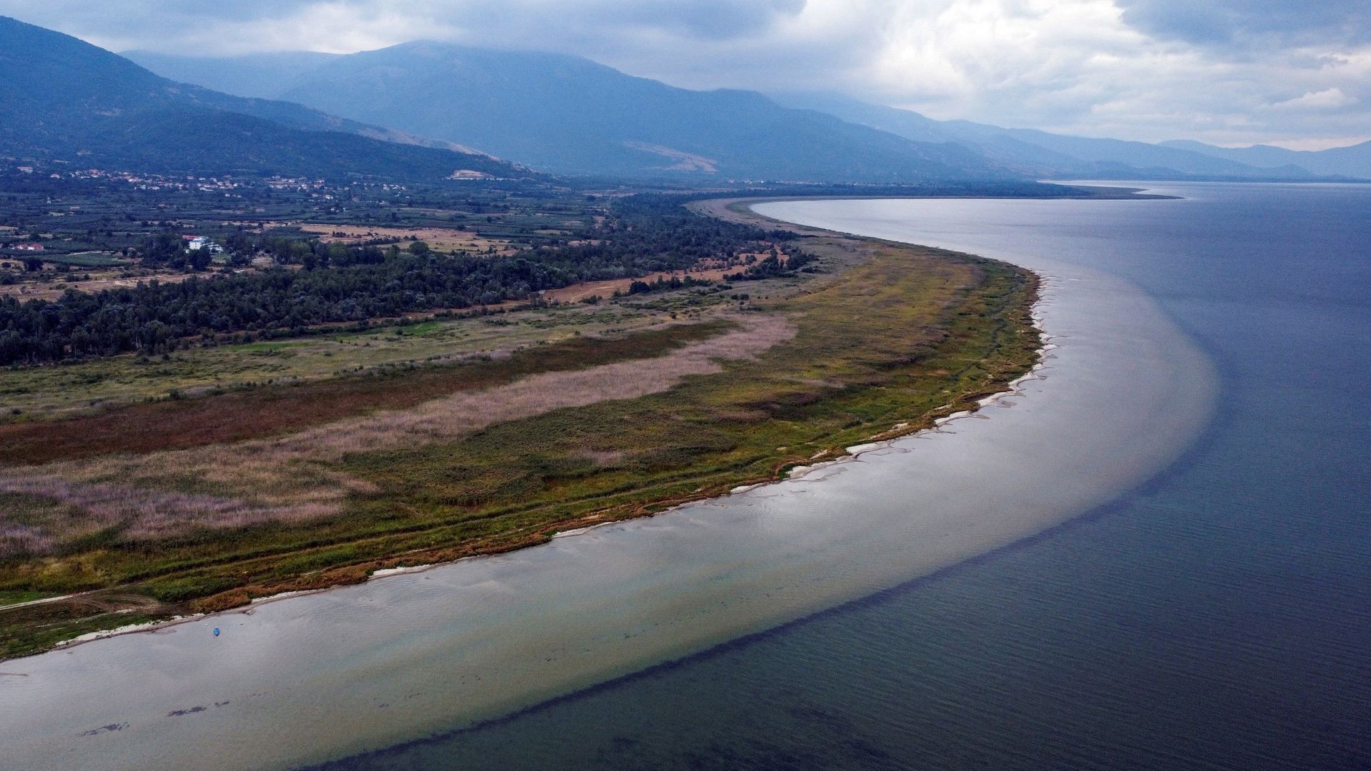 Le lac Prespa, un des plus anciens d'Europe, menacé de disparition ...