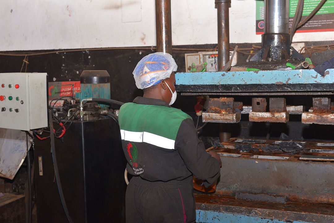 Meet the Kenyan woman turning plastics into bricks | Euronews