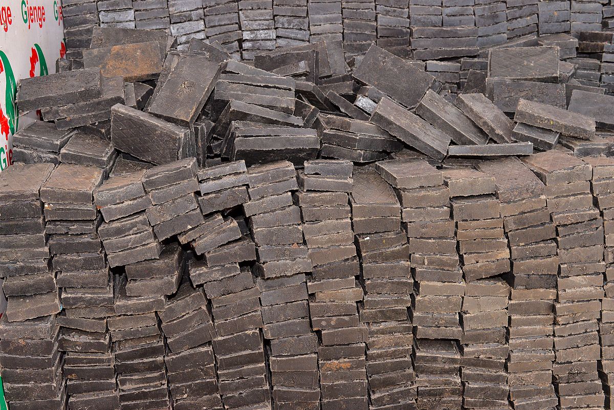 Meet the Kenyan woman turning plastics into bricks | Euronews