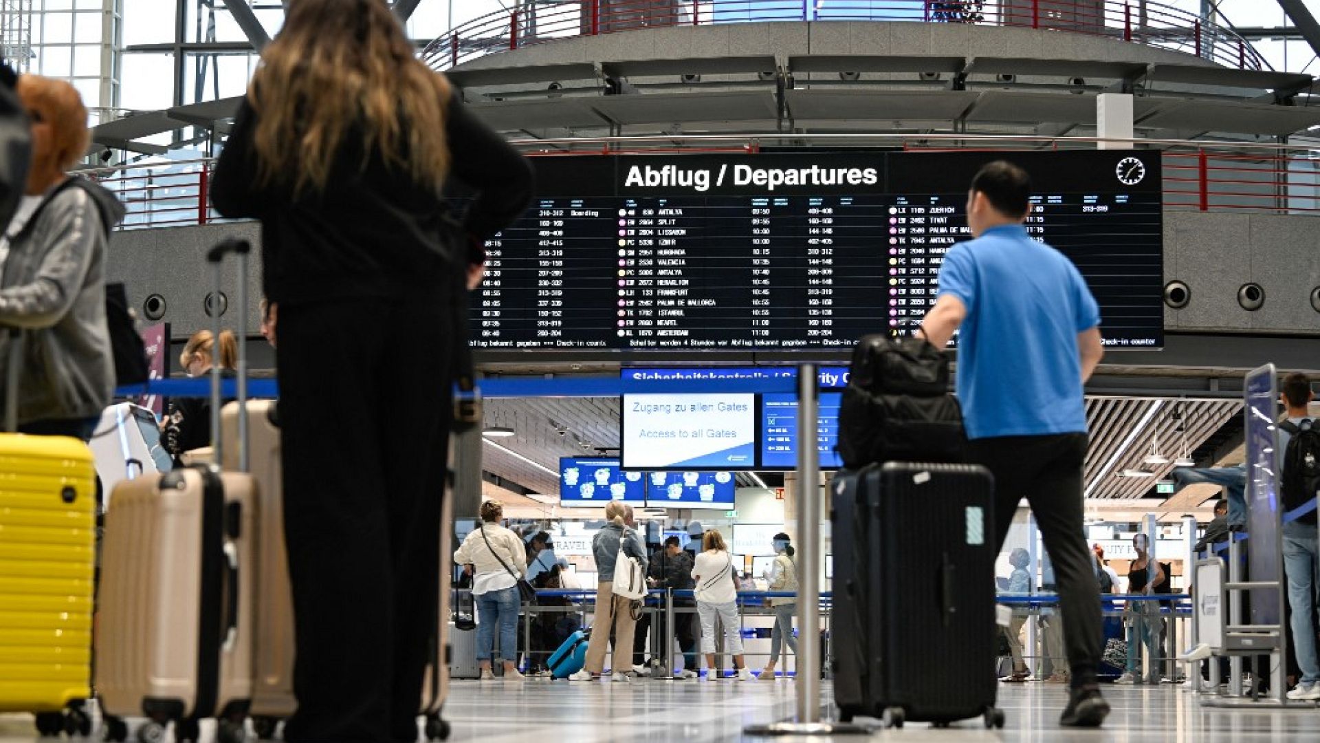 Overbooked flights: How airlines make money | Euronews