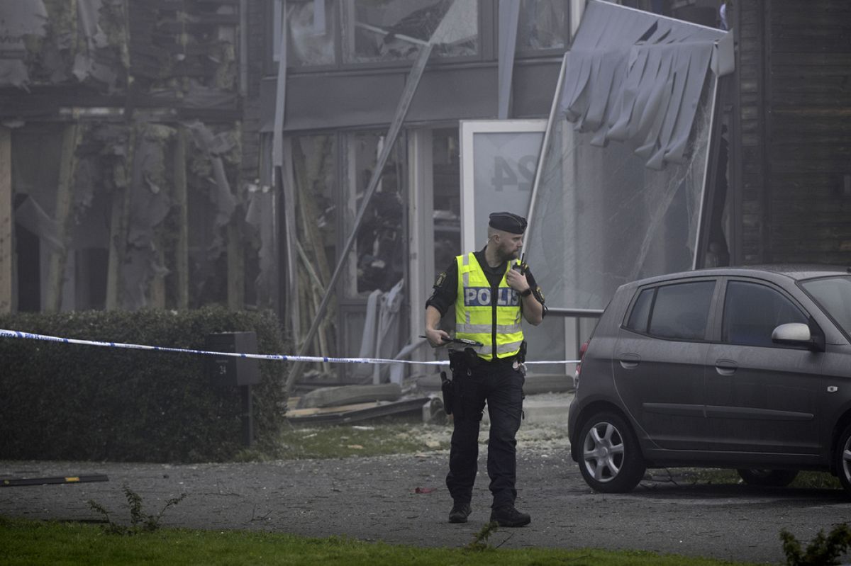 3 killed in shootings and explosion as gangs battle in Sweden | Euronews
