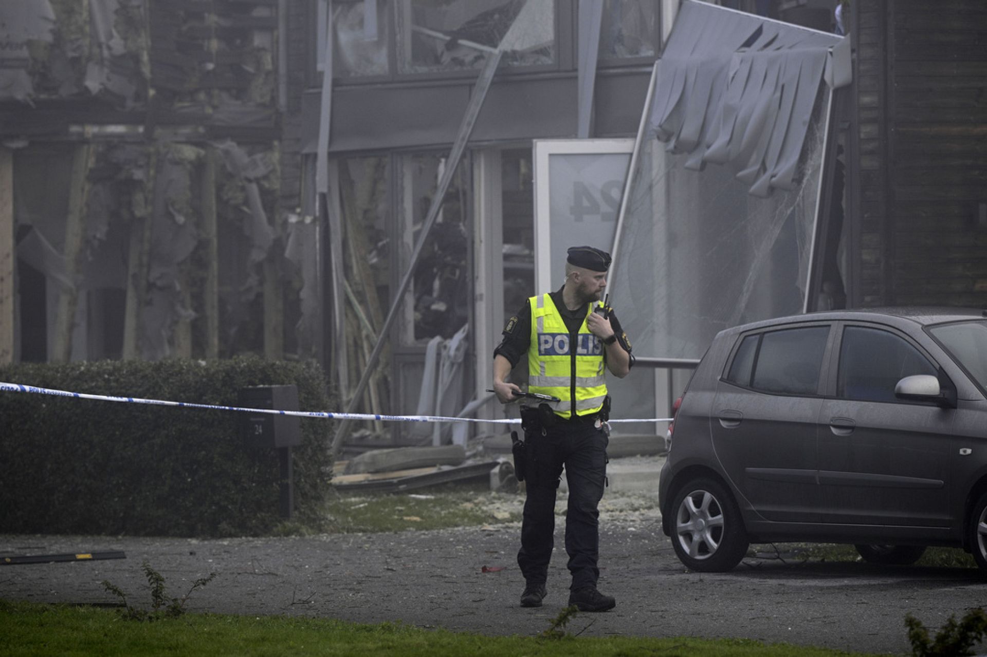 3 killed in shootings and explosion as gangs battle in Sweden | Euronews