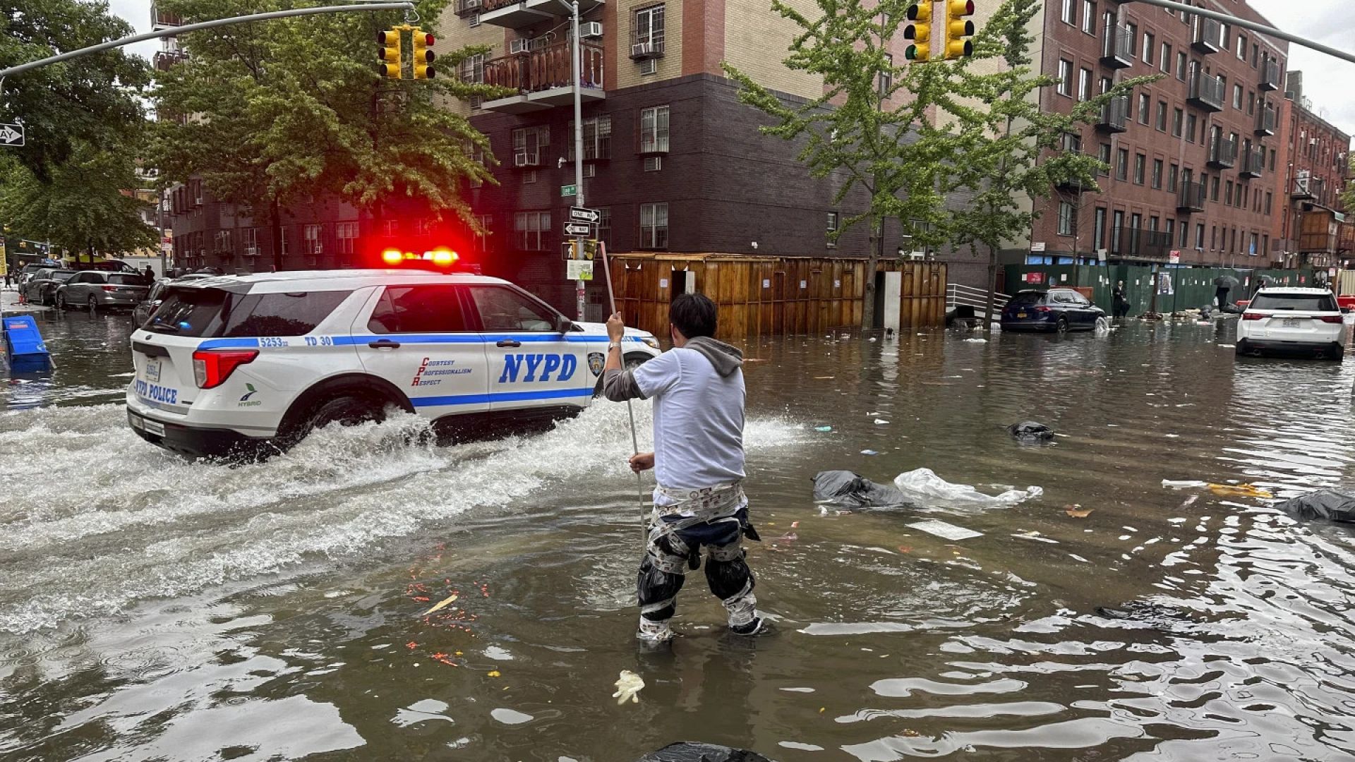 Dramatische Bilder vom Extremwetter: Sintflutartiger Regen in New York ...