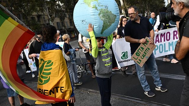 Young climate activists join Fridays for Future protest in Rome | Euronews
