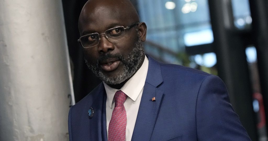 Close race between Liberia's president and opposition leader in presidential poll | Africanews