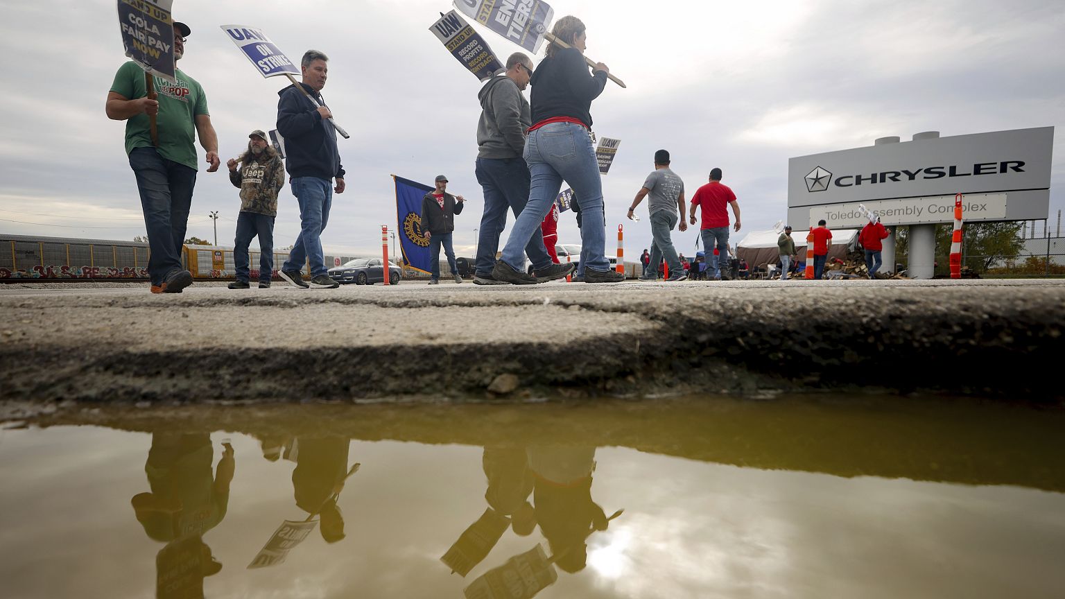 Autoworkers reach deal with Ford, a breakthrough toward ending strikes ...
