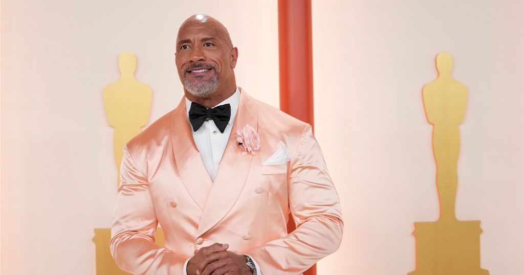 Après la polémique.. la statue de Dwayne Johnson réinstallée au musée ...
