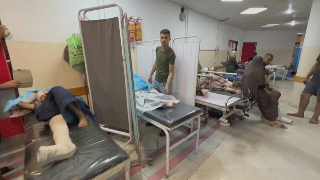 شاهد جثث الضحايا بالأكفان تنتشر أمام المستشفى الإندونيسي في غزة Euronews