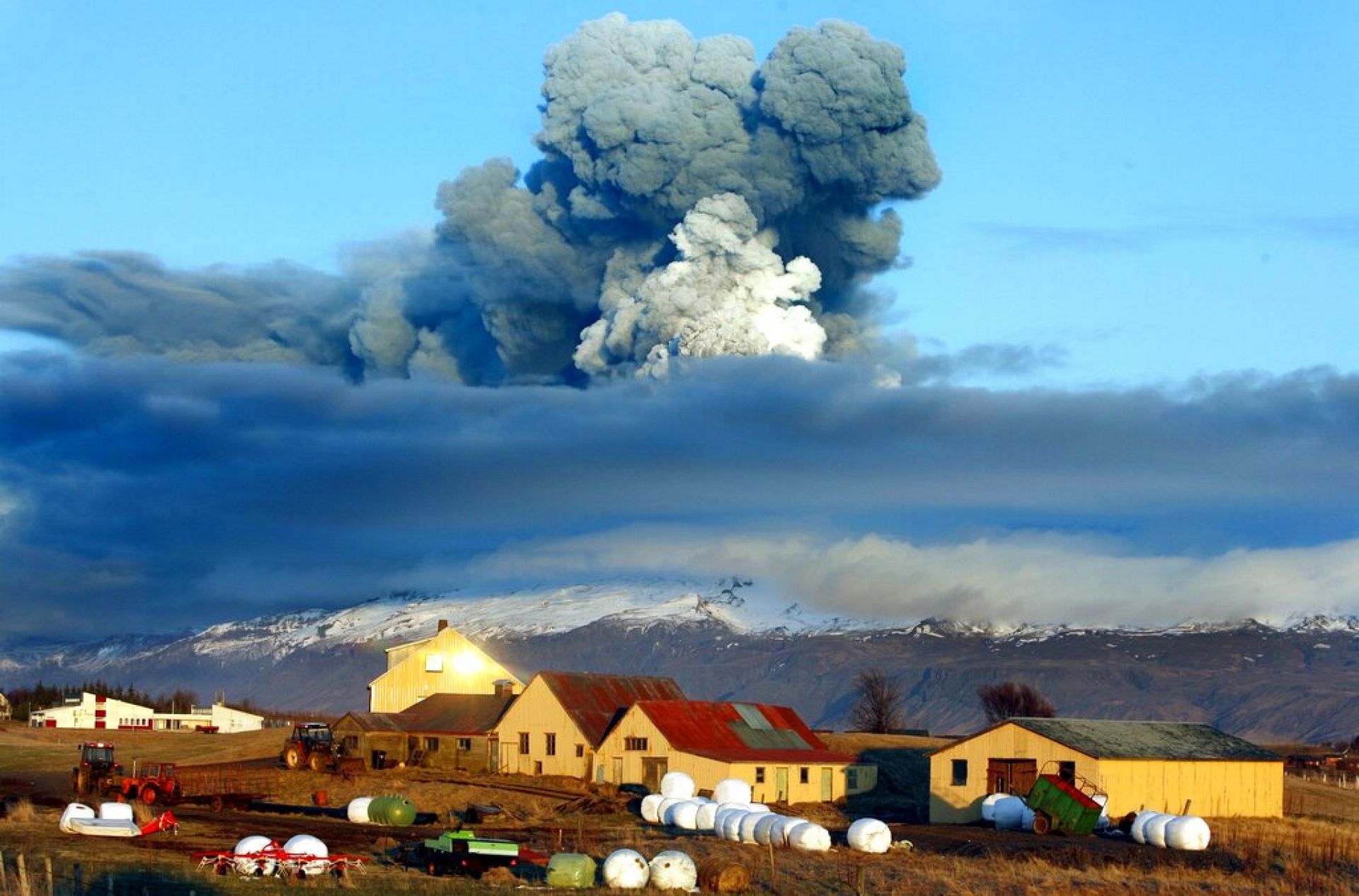 Iceland's Blue Lagoon spa closes temporarily as earthquakes put area on ...