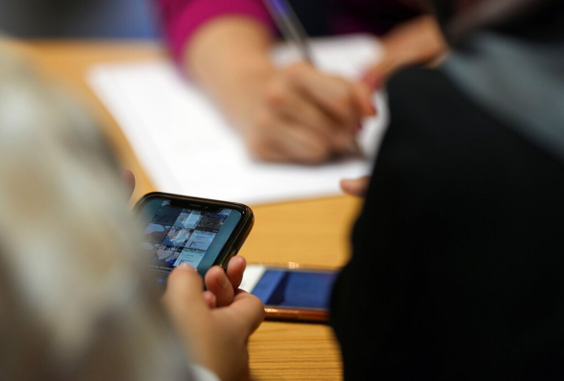 Spain is cracking down on mobile phone use in schools | Euronews