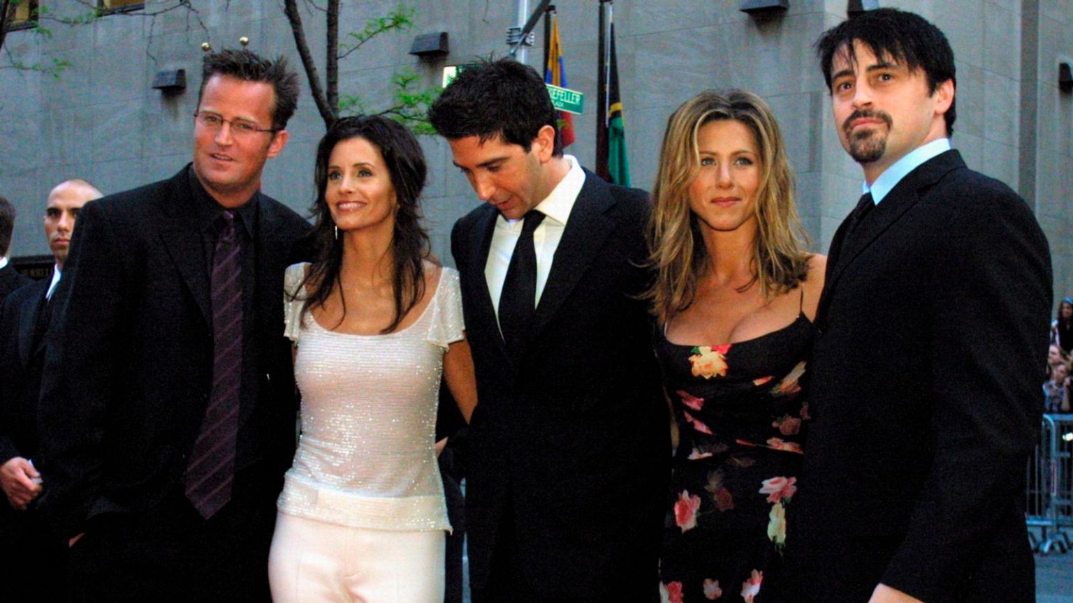 Friends cast pay personal tributes to co-star Matthew Perry | Euronews