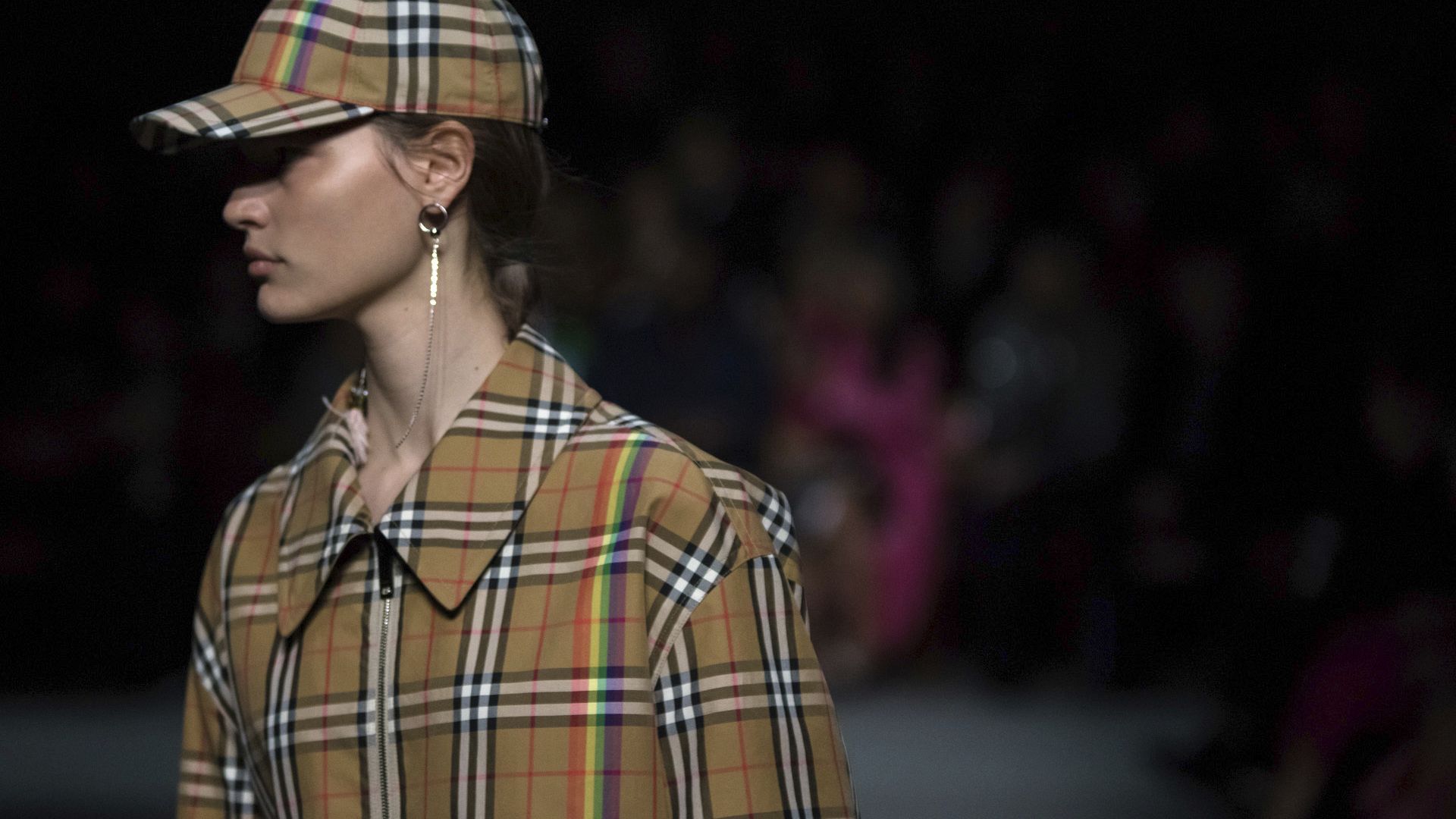 Burberry feeling the spending squeeze as shares slump | Euronews