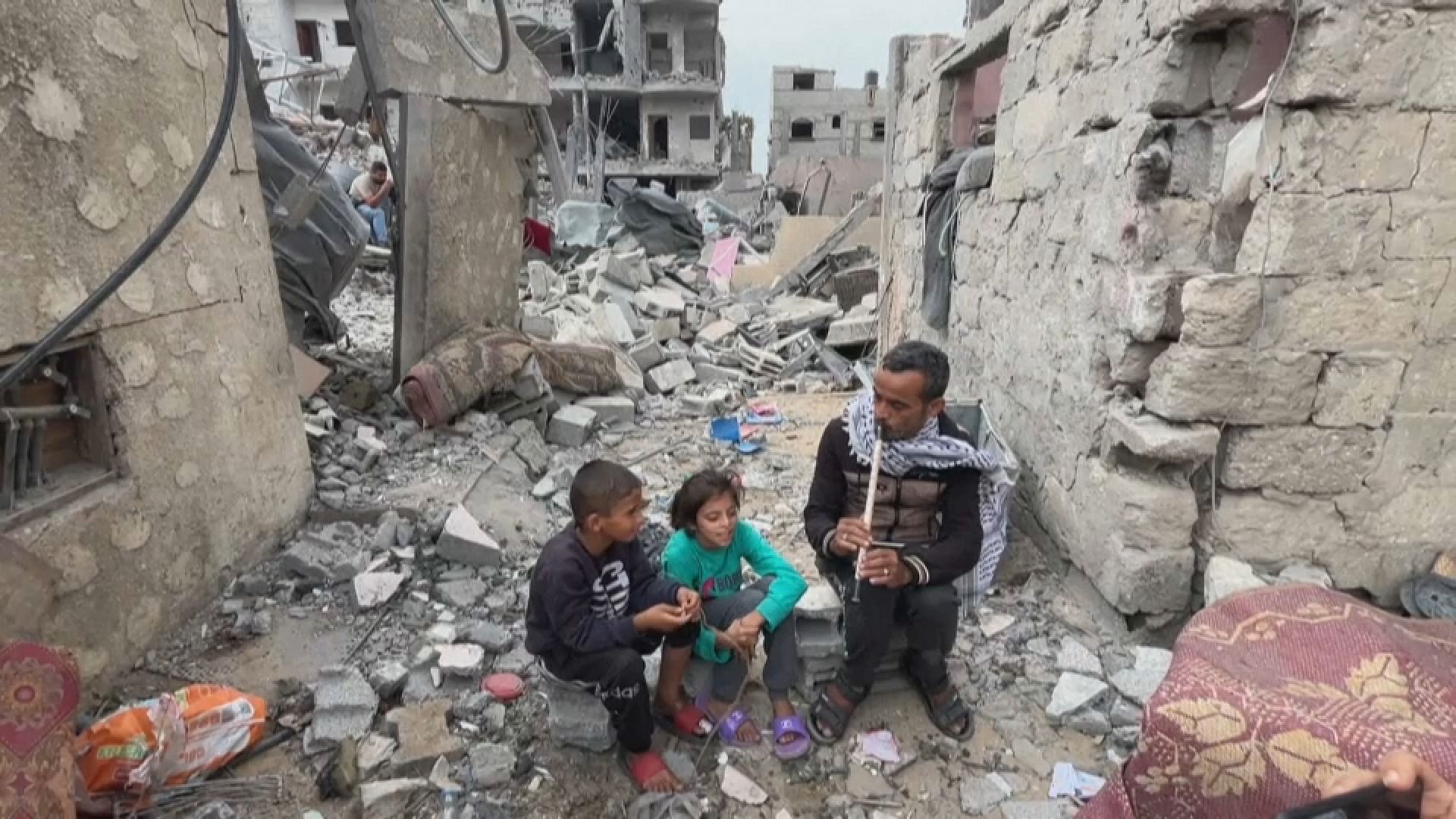 Vídeo. La resiliencia de una familia de Gaza, en las ruinas de su hogar | Euronews