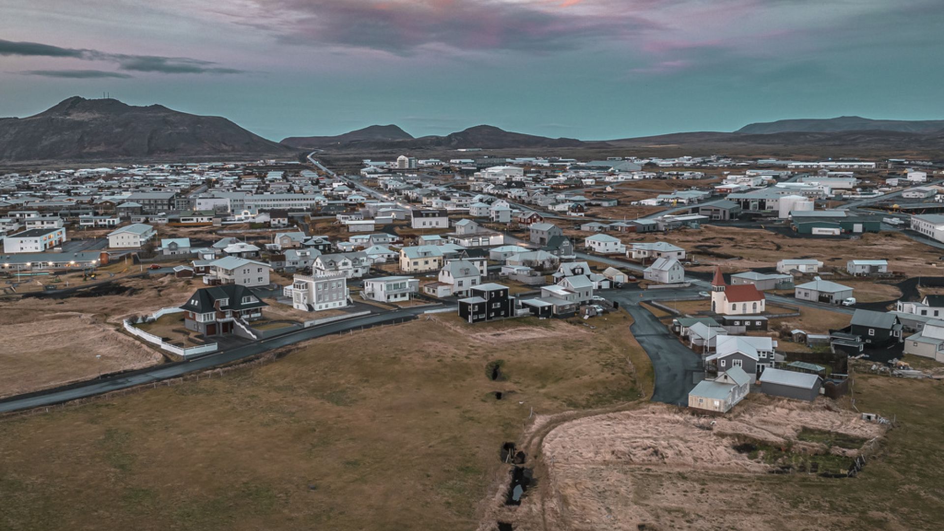 Video. 7 Tage nach der Evakuierung brodelt der Vulkan unter Grindavik ...