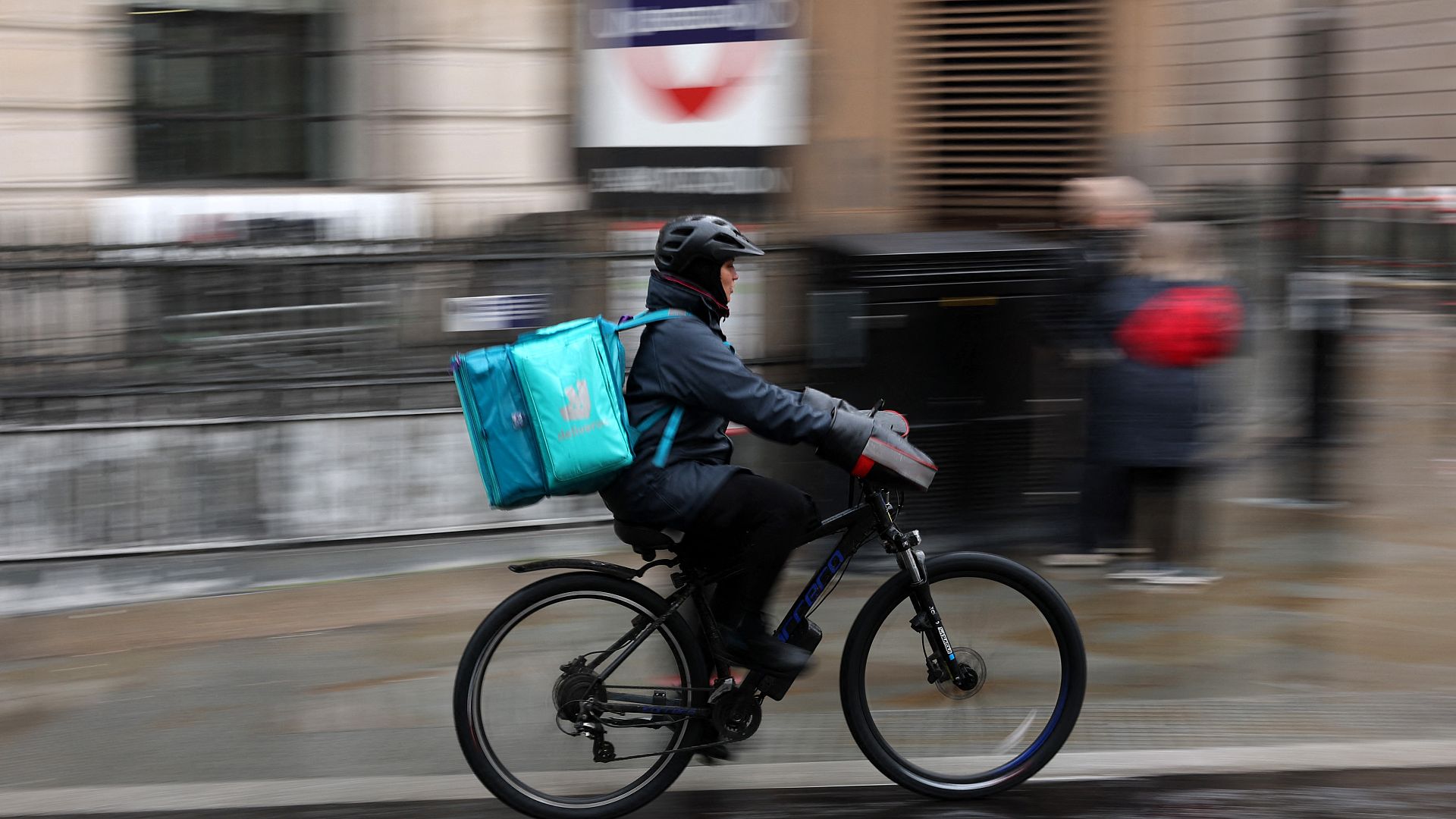Deliveroo: UK Supreme Court declares riders are not employees | Euronews