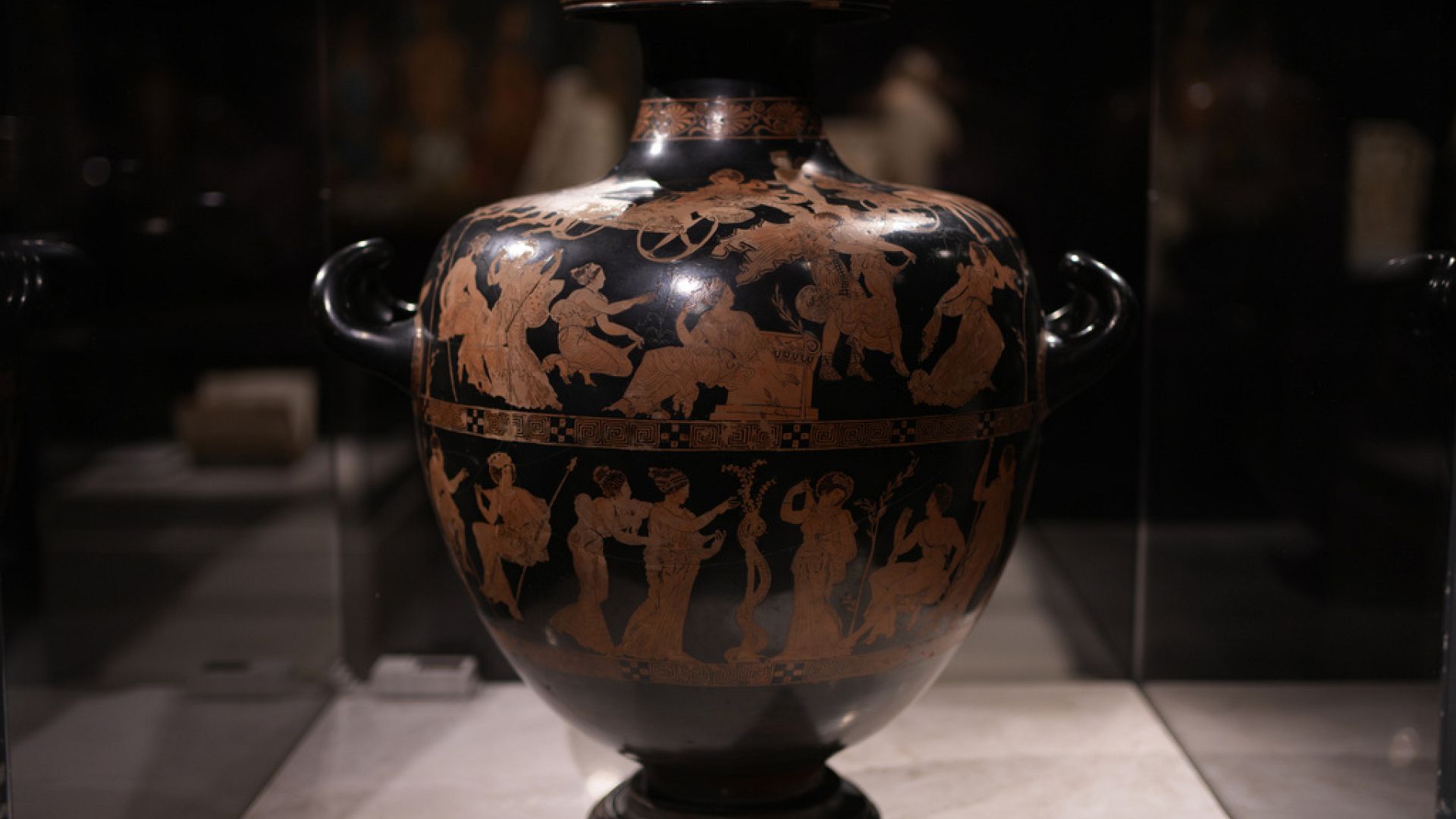 Αρχαιοελληνικό αγγείο 2.500 ετών επέστρεψε στην Ελλάδα από το Βρετανικό ...